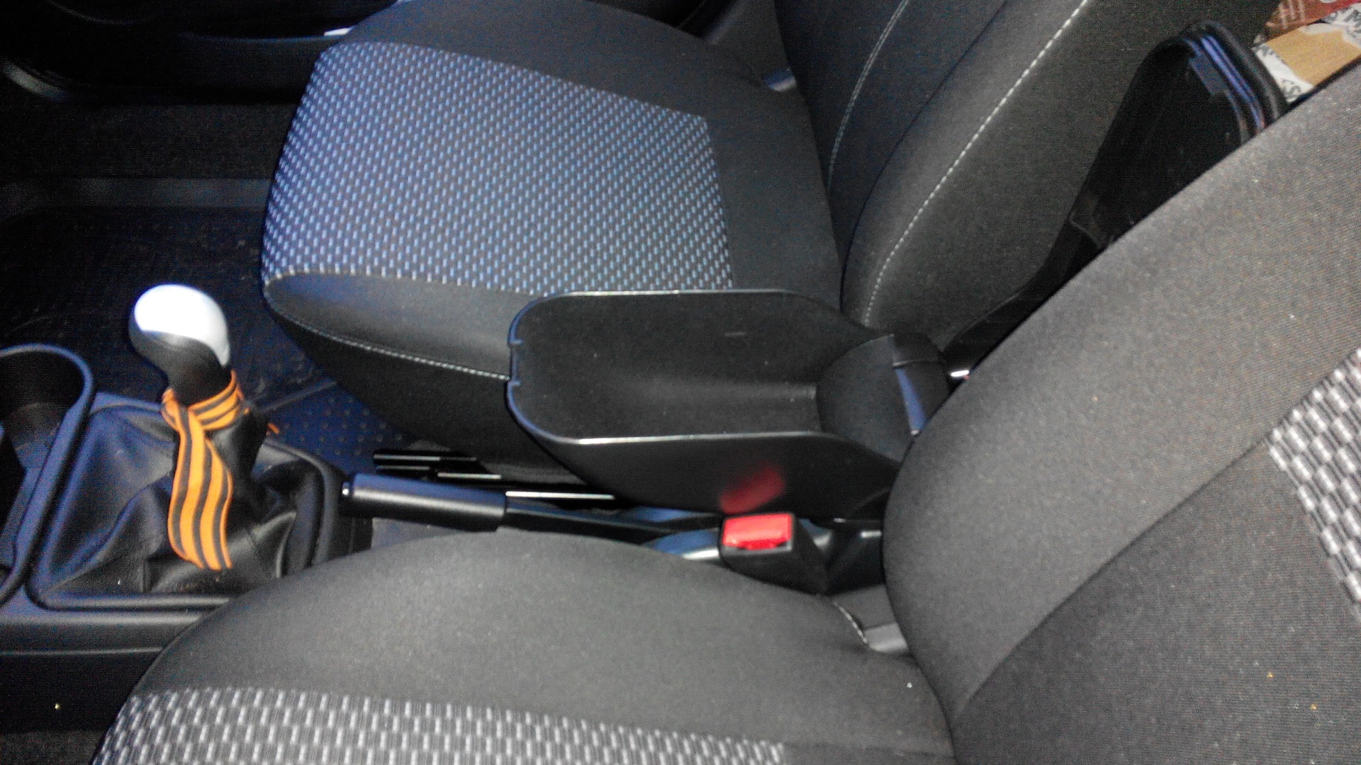 Подлокотник в Гранту — Lada Гранта, 1,6 л, 2015 года | аксессуары | DRIVE2