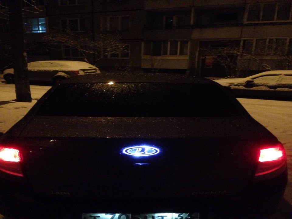 Эмблема сзади и подсветка багажника — Lada Гранта (1G), 1,6 л, 2013 ...