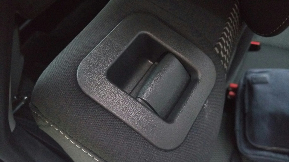 Отделка ручки спинки сиденья — Nissan Tiida (2G), 1,6 л, 2015 года ...