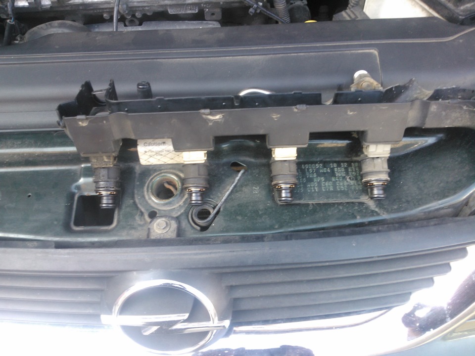 Замена резинок форсунок — Opel Vectra B, 1,8 л, 2000 года | своими ...
