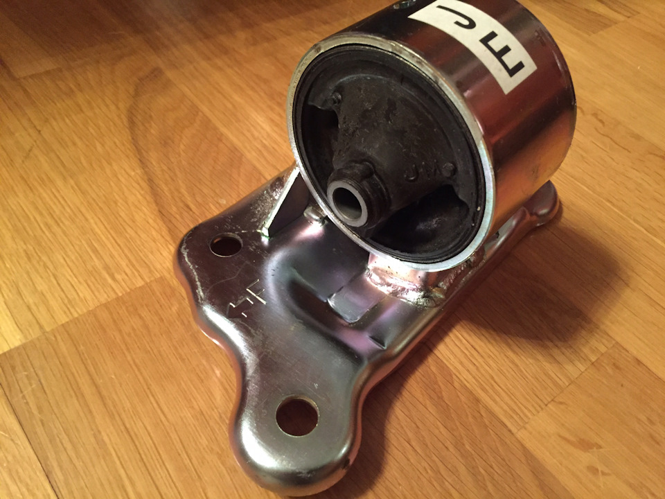 Левая опора двигателя MR961709 — Mitsubishi Airtrek Turbo, 2 л, 2002 ...