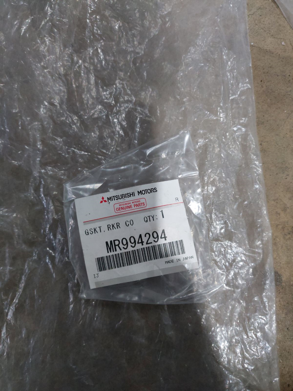 MR994294 MITSUBISHI Сальник свечного колодцаColt Z25A Mitsubishi ...