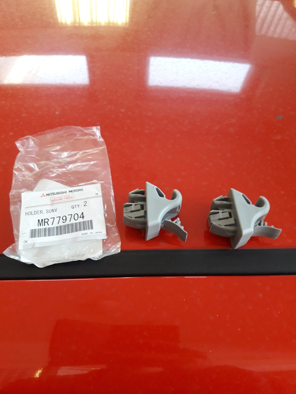 MR779704 Фиксатор солнцезащитного козырька Mitsubishi | Запчасти на DRIVE2
