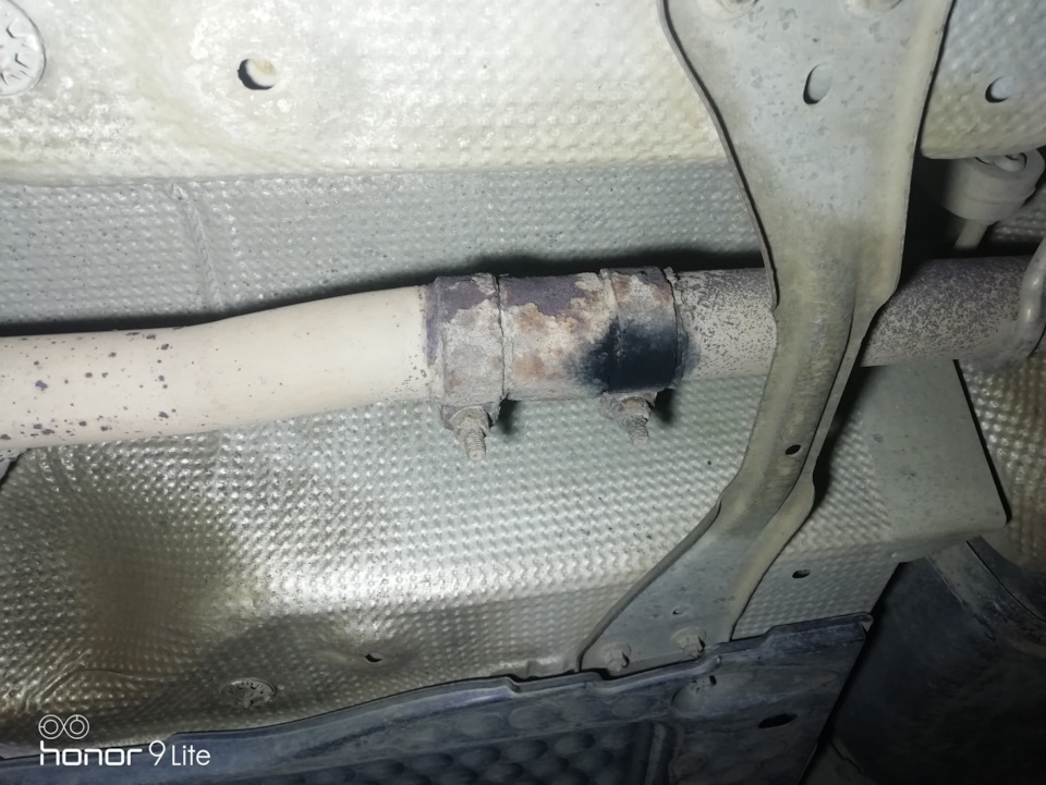 Замена хомута выхлопной системы — Volkswagen Passat B6, 2 л, 2007 года ...