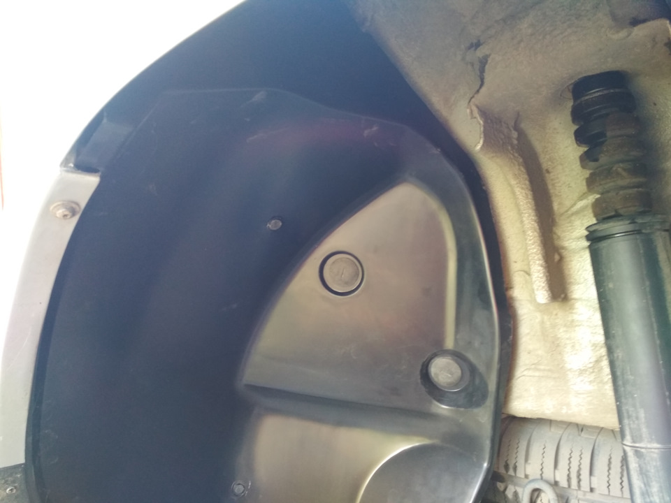 Замена заднего подкрыльника. — Renault Duster (1G), 1,6 л, 2012 года ...