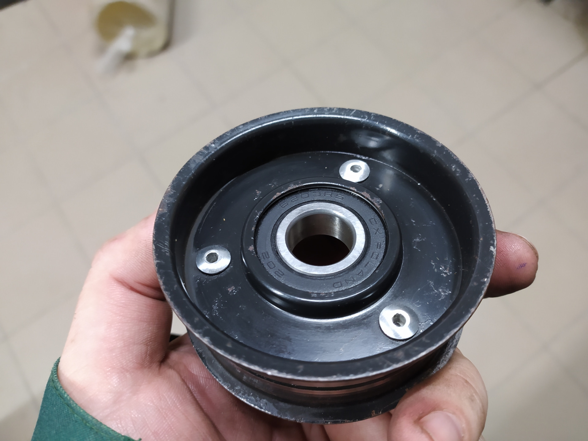 Замена подшипника обводного ролика — Ford Scorpio I, 2 л, 1992 года ...