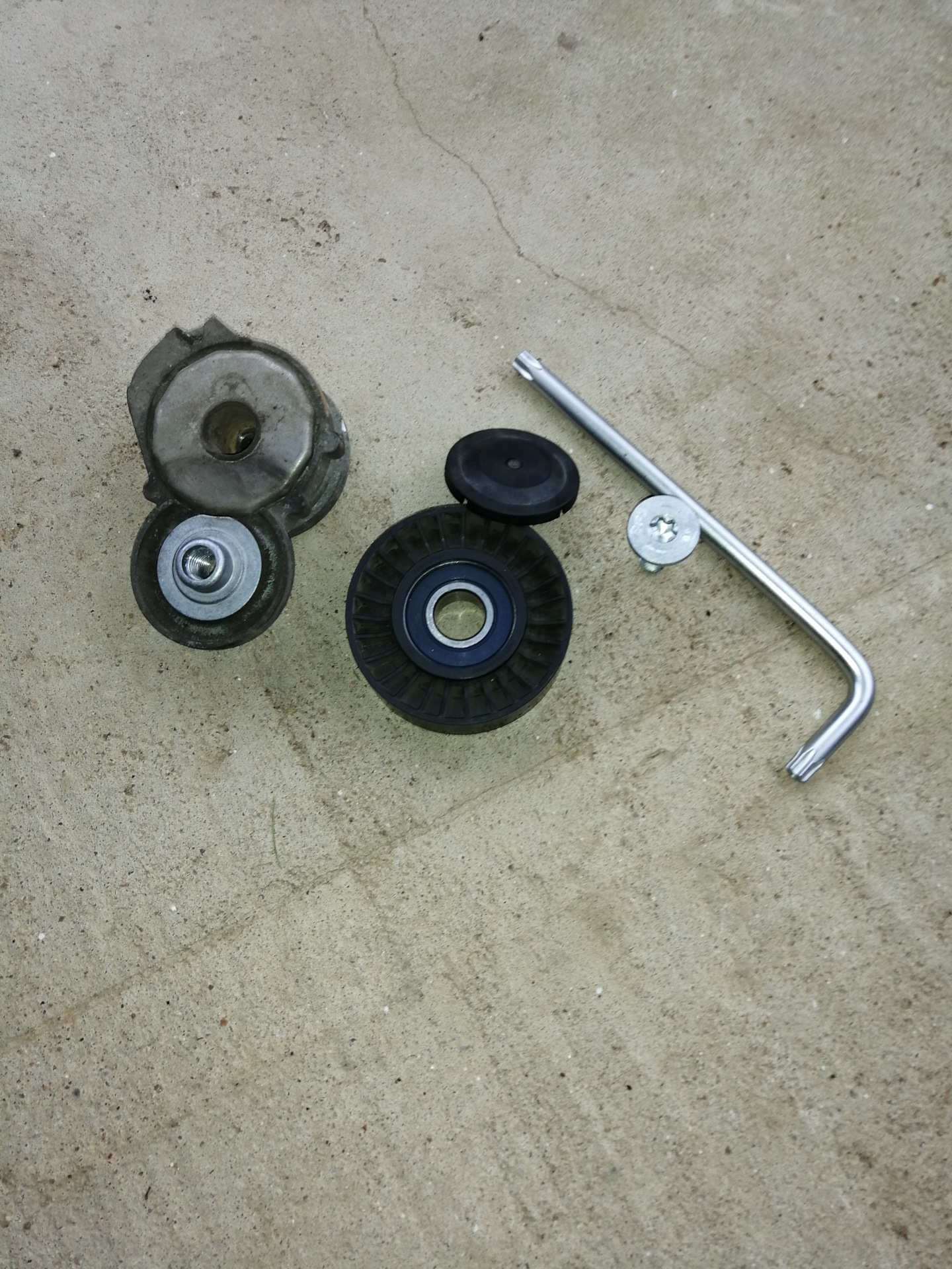 Замена ремня генератора и натяжителя — Volvo S80 (2G), 2,5 л, 2010 года ...