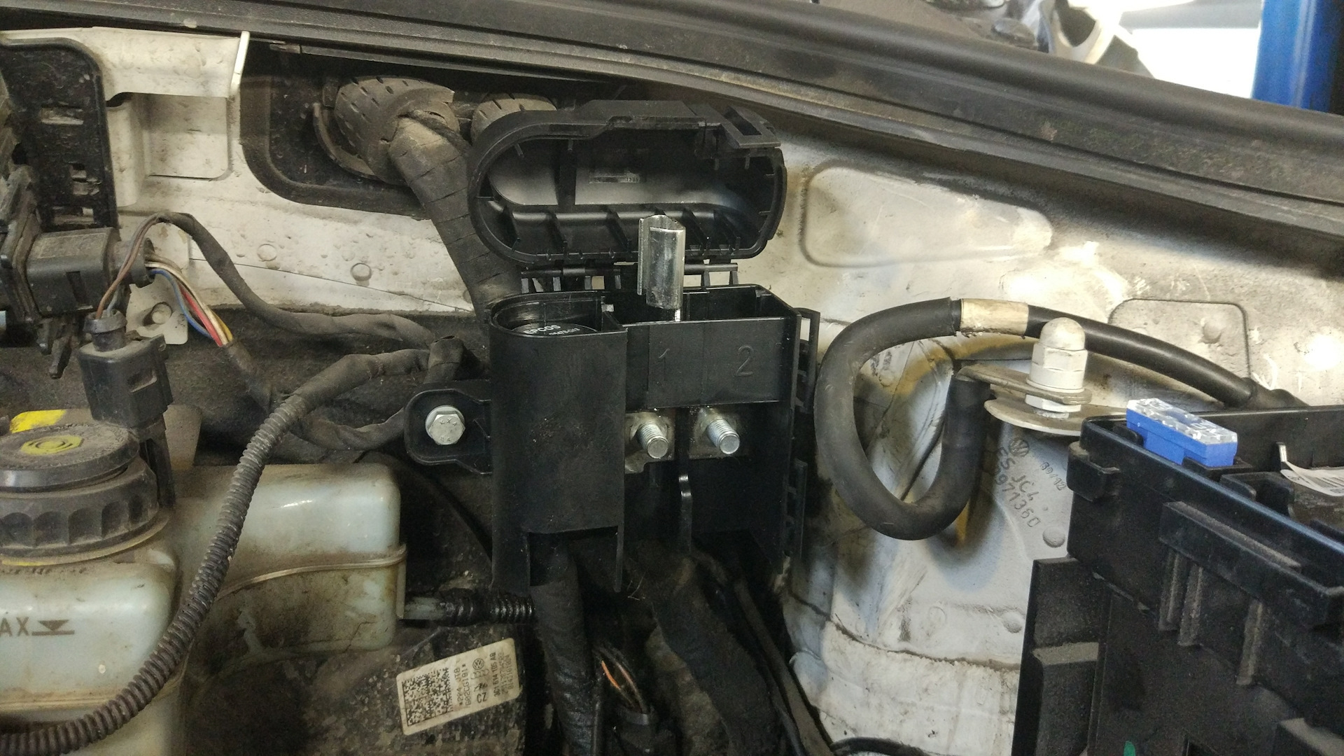 Буксировочный крюк — Volkswagen Tiguan (1G), 1,4 л, 2009 года ...