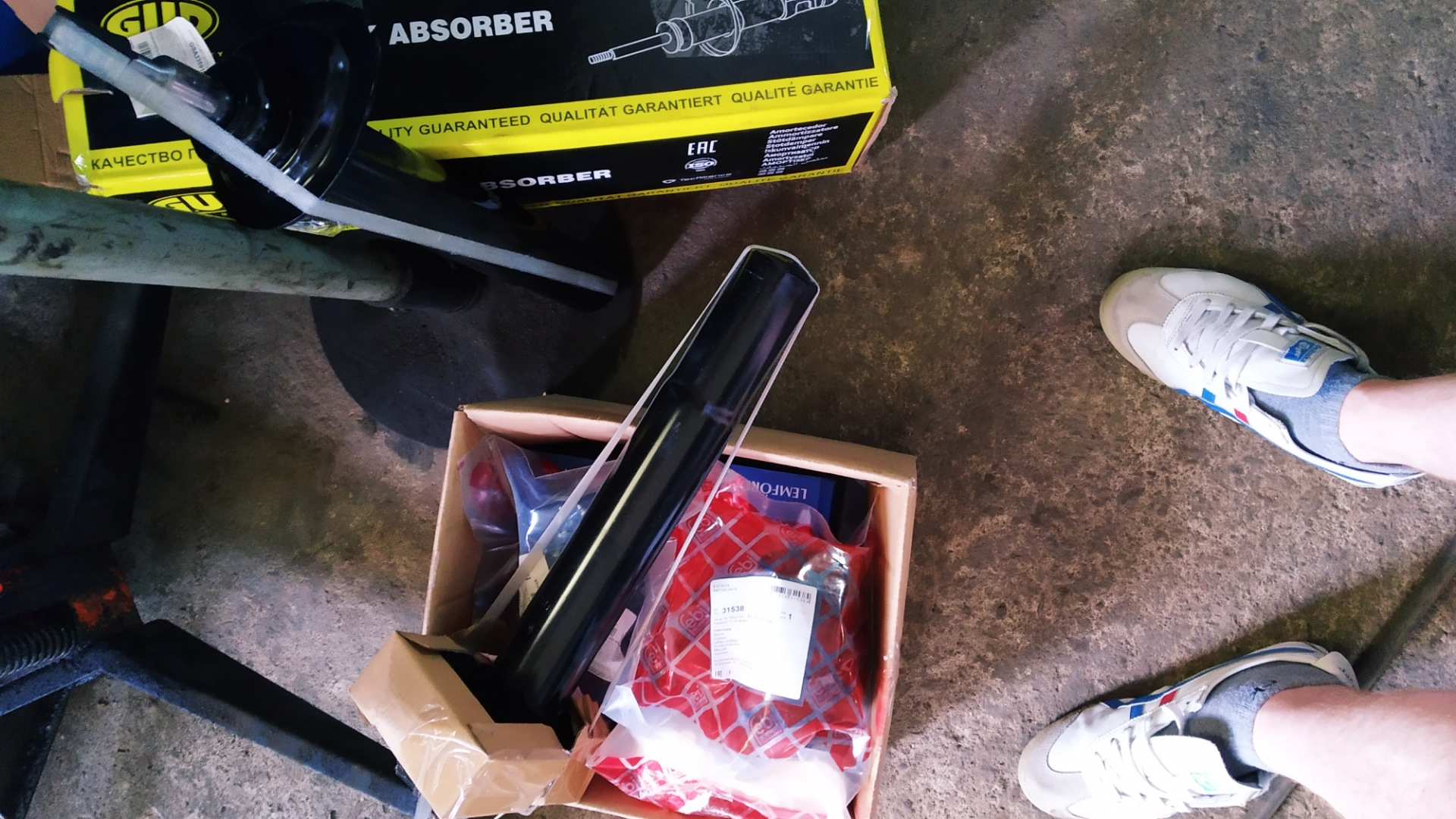 Замена передних амортизаторов — BMW 5 series (E39), 2,5 л, 2000 года ...