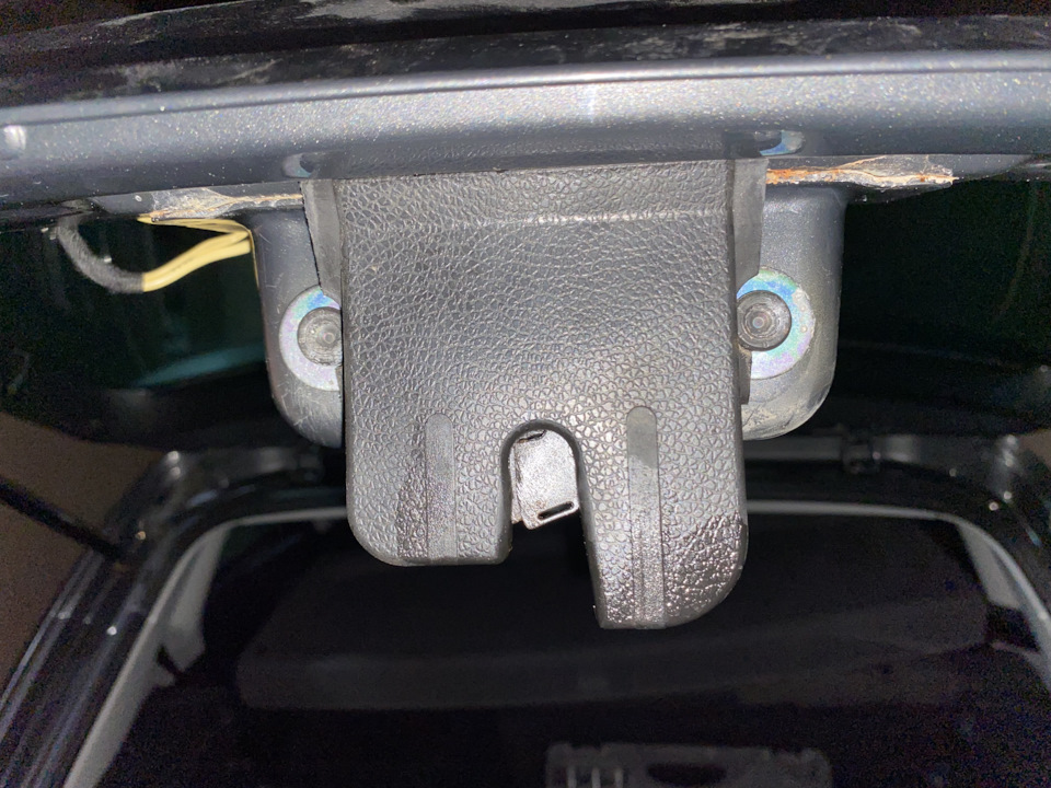 Замена замка багажника — Volkswagen Polo Hatchback Mk5, 1,4 л, 2010 ...