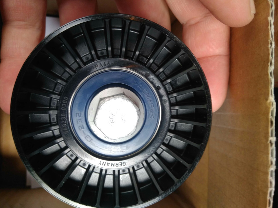 Замена ролика натяжителя и обводного ролика — Volkswagen Polo Sedan, 1 ...