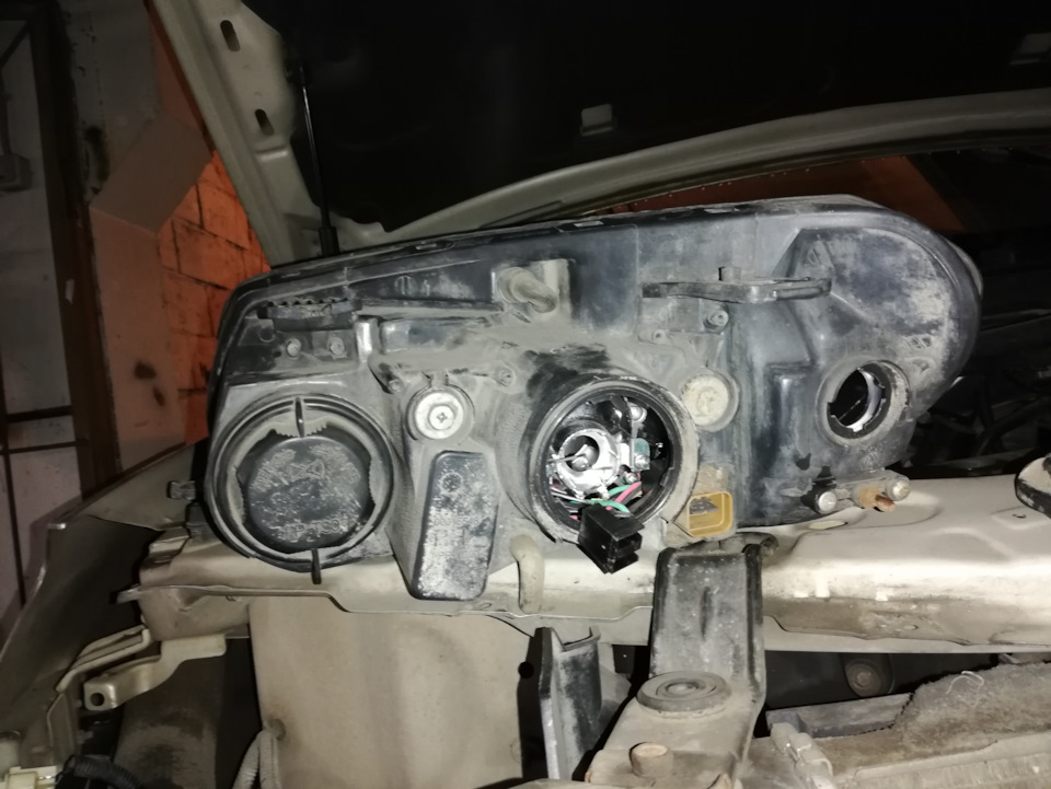 56. Замена ксеноновых ламп и блоков розжига — Chevrolet Captiva (1G), 2 ...