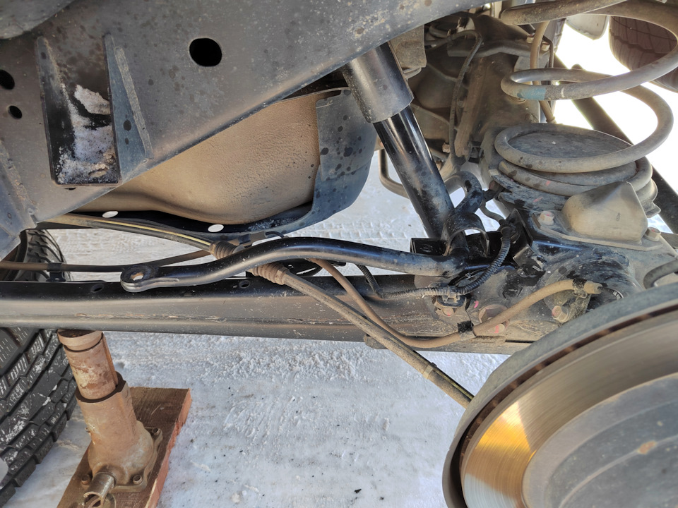 Замена стоек и втулок заднего стаба + колодки — Mitsubishi Pajero Sport ...