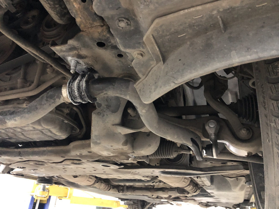 Замена стоек и втулок стабилизаторов — Infiniti Q70, 3,7 л, 2017 года ...