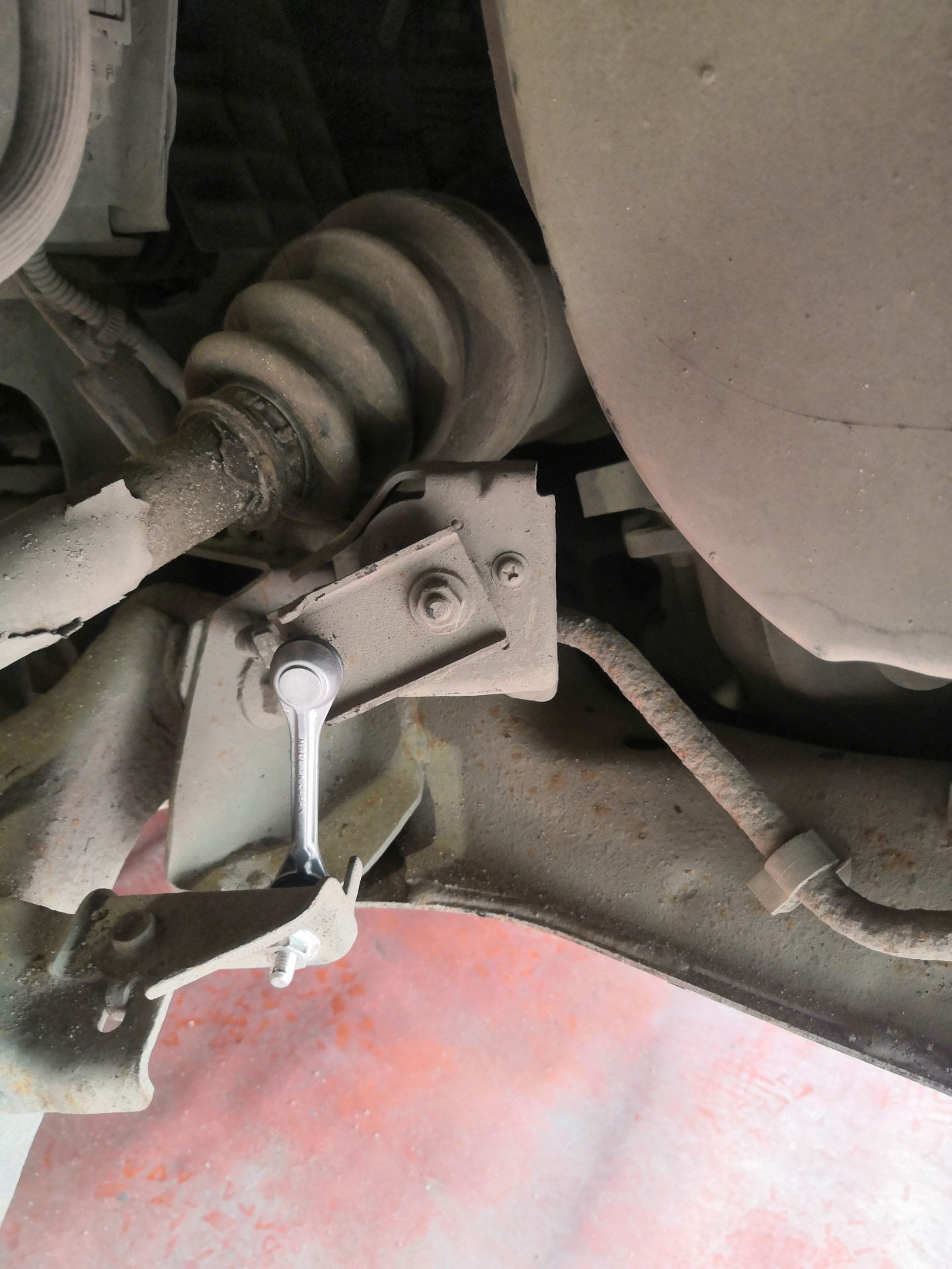 Передняя тяга корректора фар — Honda CR-V (RE), 2,4 л, 2011 года ...