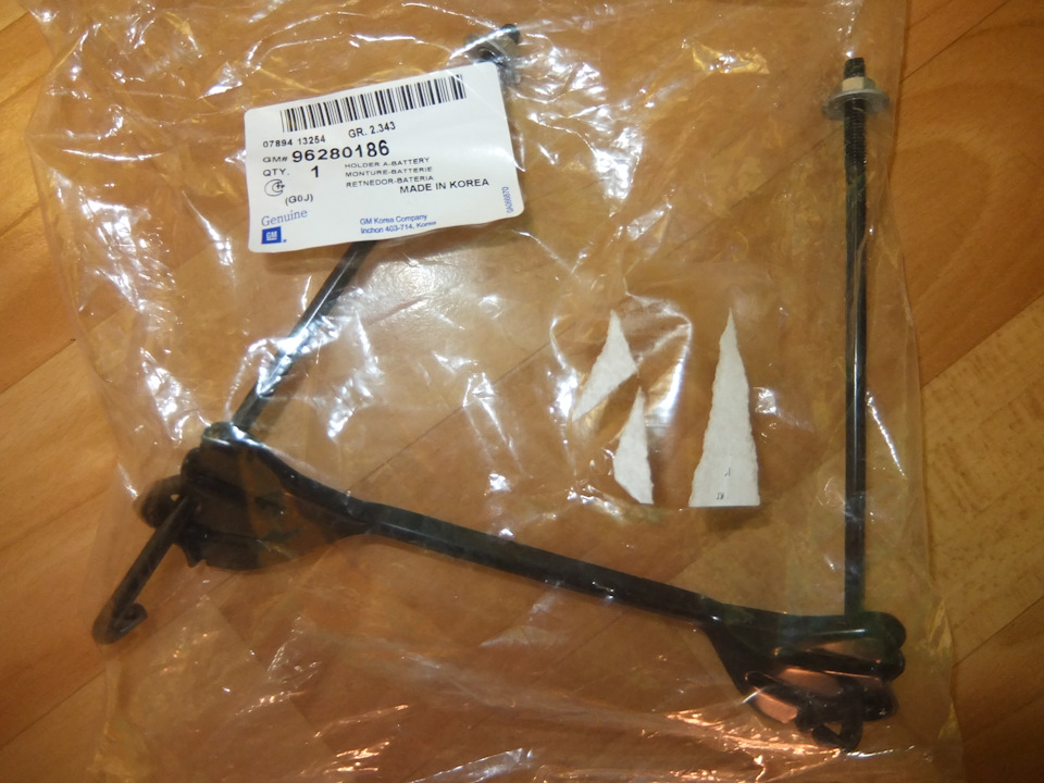 96280186 КРОНШТЕЙН КРЕПЛЕНИЯ АККУМУЛЯТОРНОЙ БАТАРЕИ К КУЗОВУ В КОМПЛ. С ...