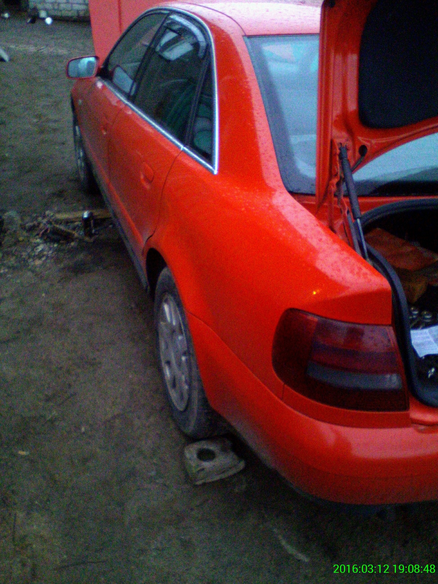 Замена передних колодок — Audi A4 (B5), 2,5 л, 1999 года | своими ...