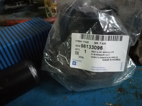 96133096 ПЫЛЬНИК ПЕРЕДНЕГО АМОРТИЗАТОРА. GM | Запчасти на DRIVE2