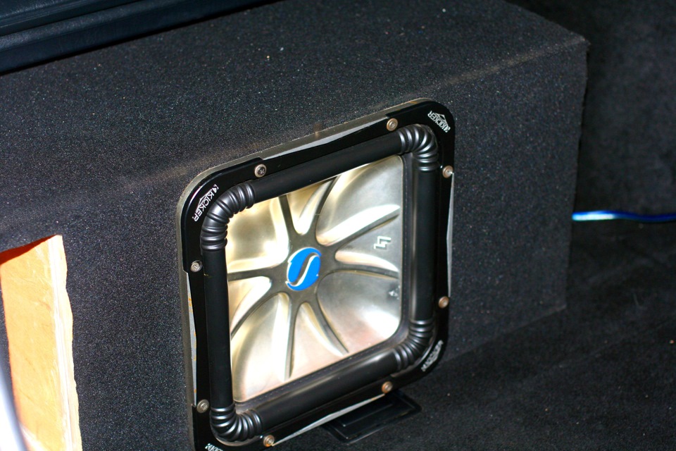 Установка сабвуфера Kicker S12L7 — Toyota Mark II Qualis, 2,2 л, 2001 ...