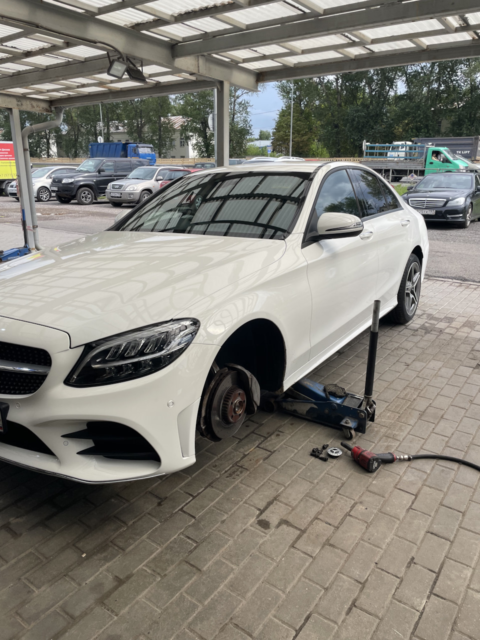Первый прокол и камень в лобовое — Mercedes-Benz C-Class (W205), 1,6 л, 2019 года | визит на ...