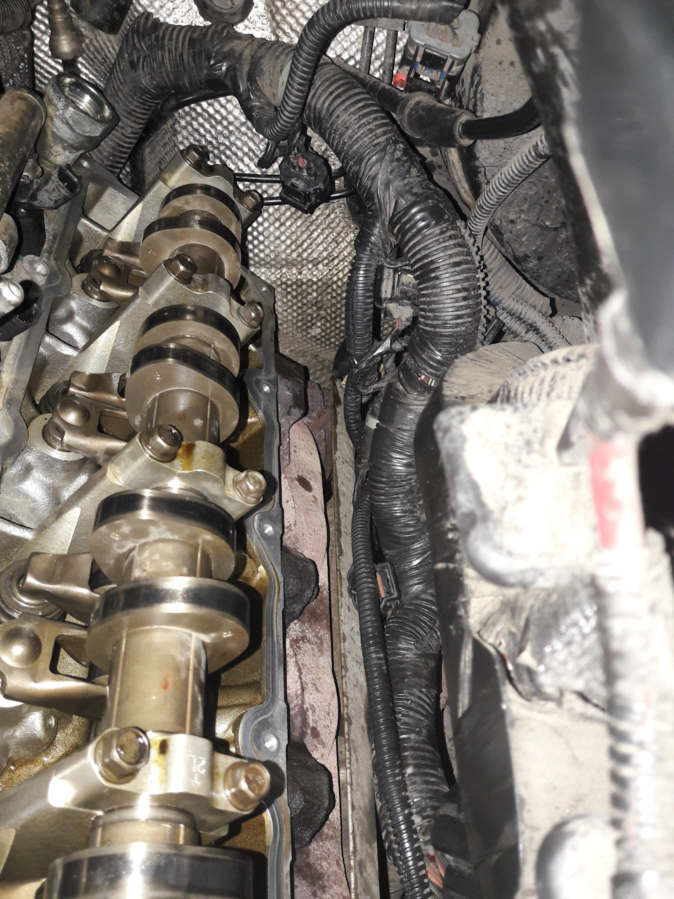 30. Замена прокладки клапанной крышки, трубок АКПП, шпильки коллектора ...