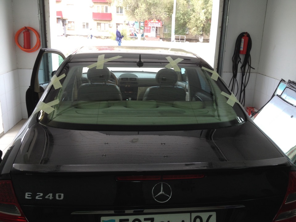 Замена заднего ветрового стекла — Mercedes-Benz E-Class (W211), 2,6 л ...