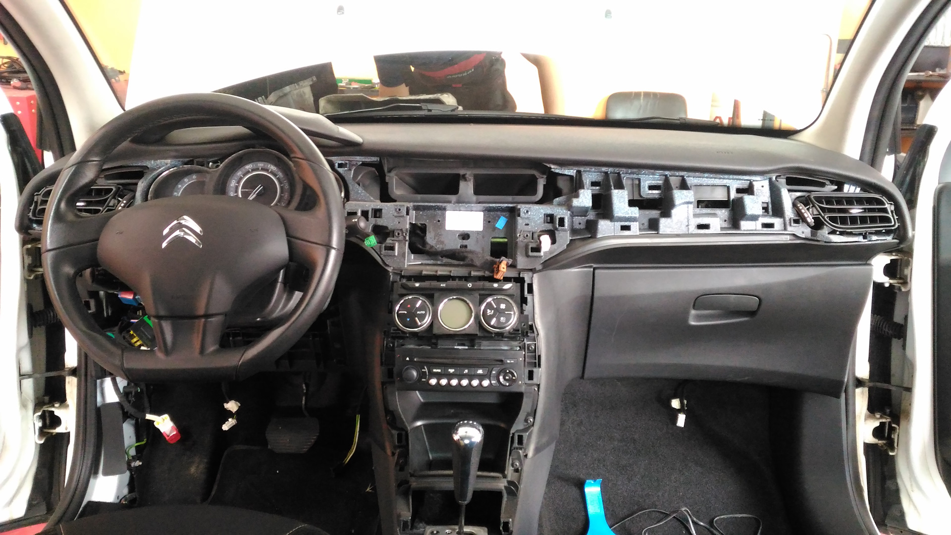 Покраска элементов салона — Citroen C3 (2G), 1,6 л, 2011 года ...