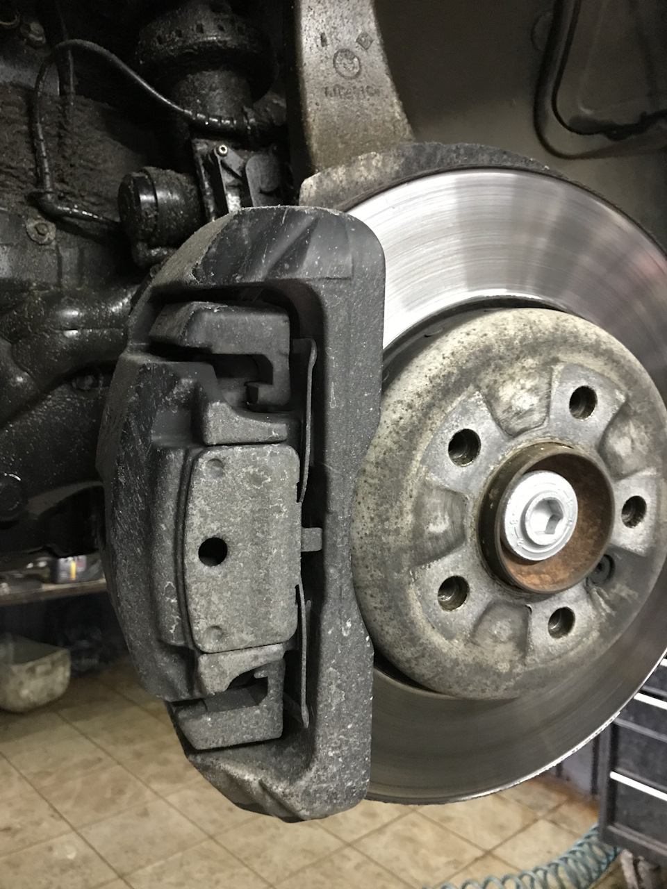 Юбилей — 100.000км: Установка жирных тормозов, cвечей и просто ТО — BMW ...