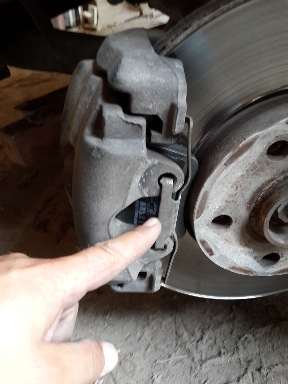 Замена тормозных колодок. — Volkswagen Transporter T5, 2 л, 2011 года ...