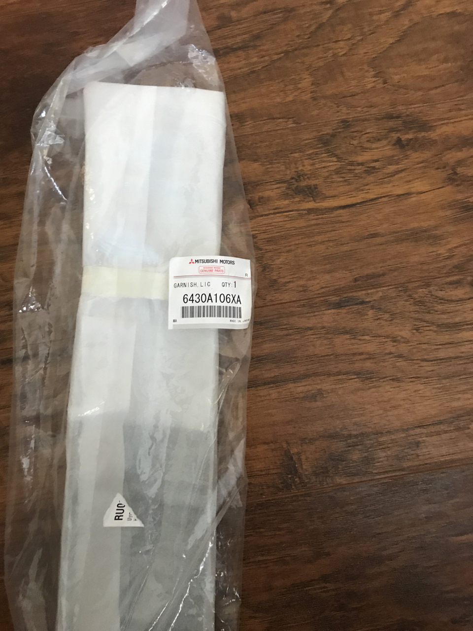 6430A106XA Накладка багажной двери верхняя Mitsubishi | Запчасти на DRIVE2