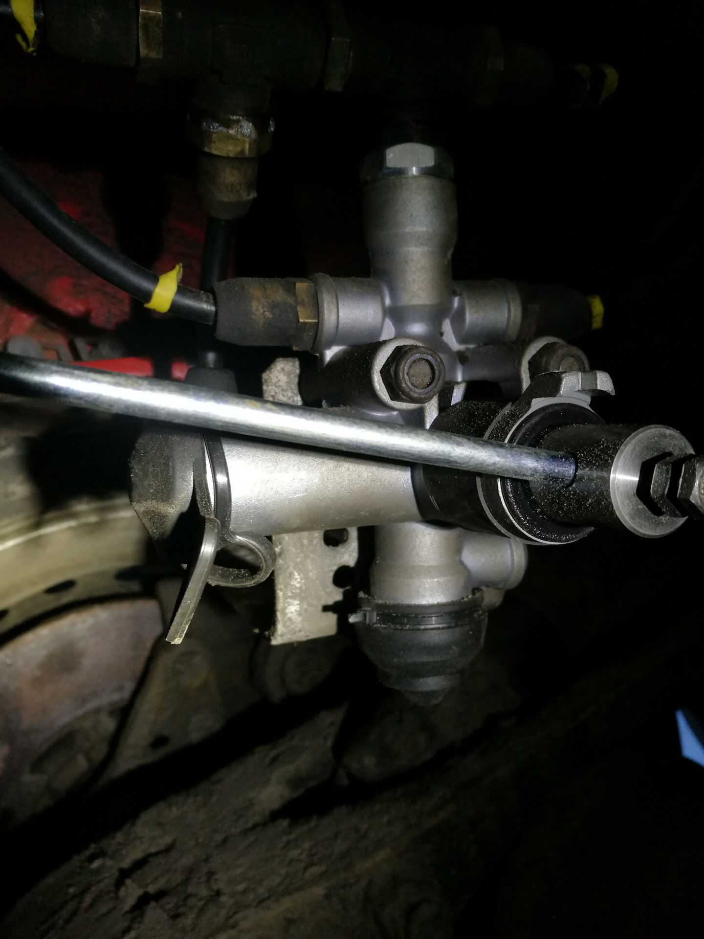 Кран уровня пола полуприцепа — Scania p114, 1,1 л., 2006 года ...