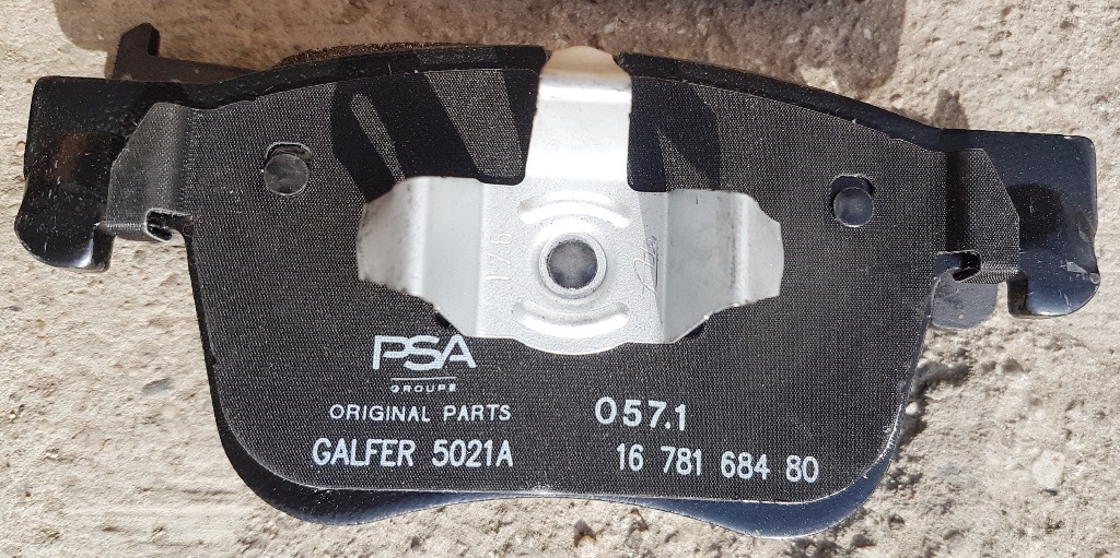 Замена передних тормозных колодок — Peugeot 5008 (2G), 2 л, 2020 года ...