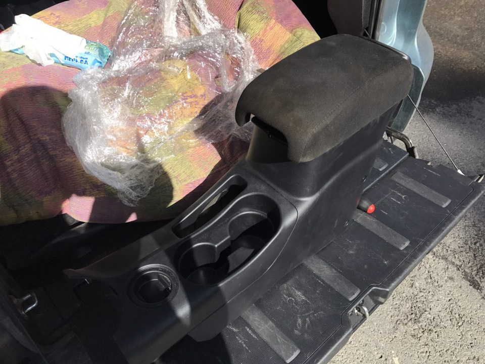 OEM Mitsubishi Armrest with USB/AUX Connectors — Mitsubishi Outlander ...