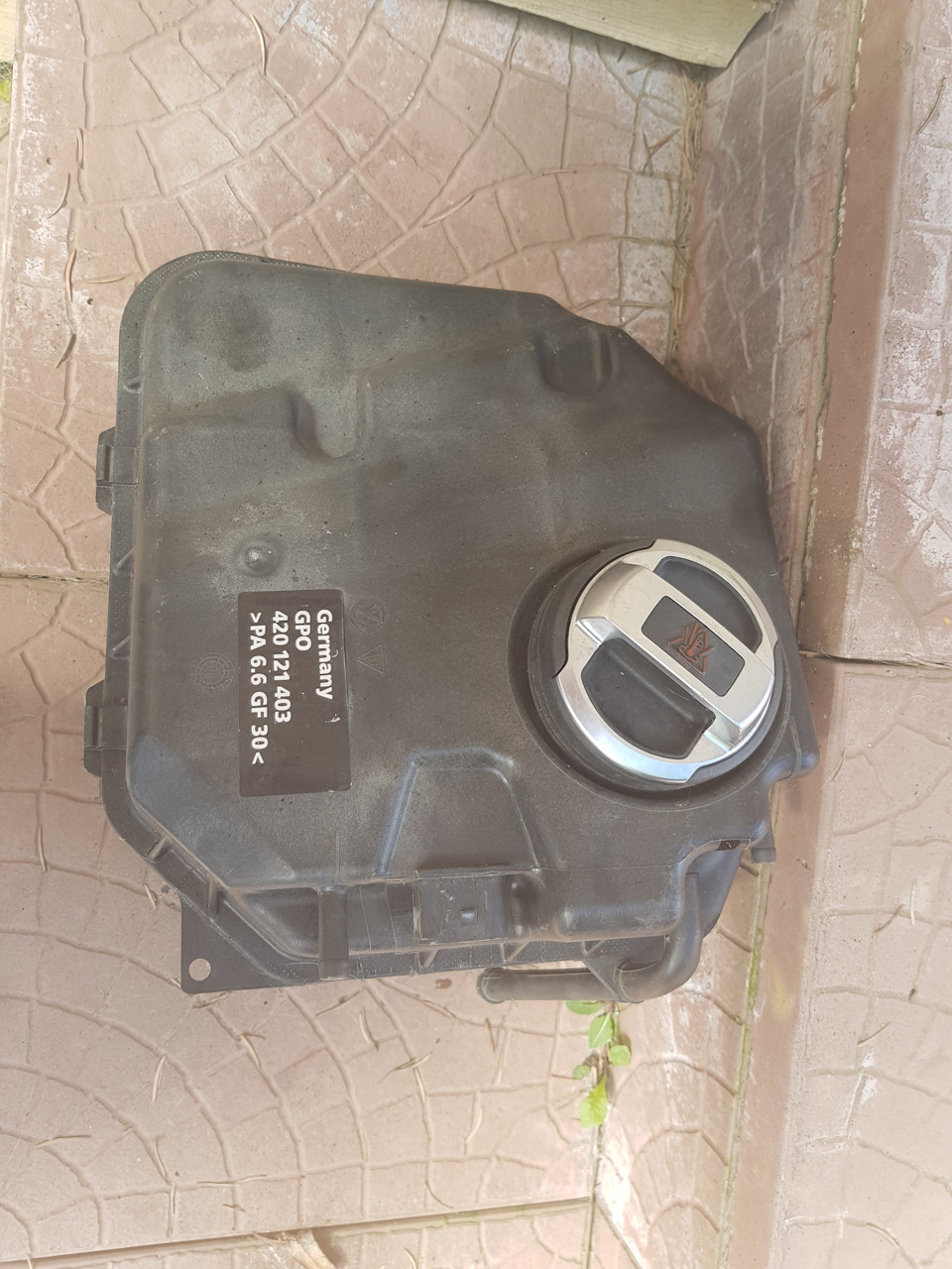 420121403 Бачок расширительный для Audi Q7 VAG | Запчасти на DRIVE2