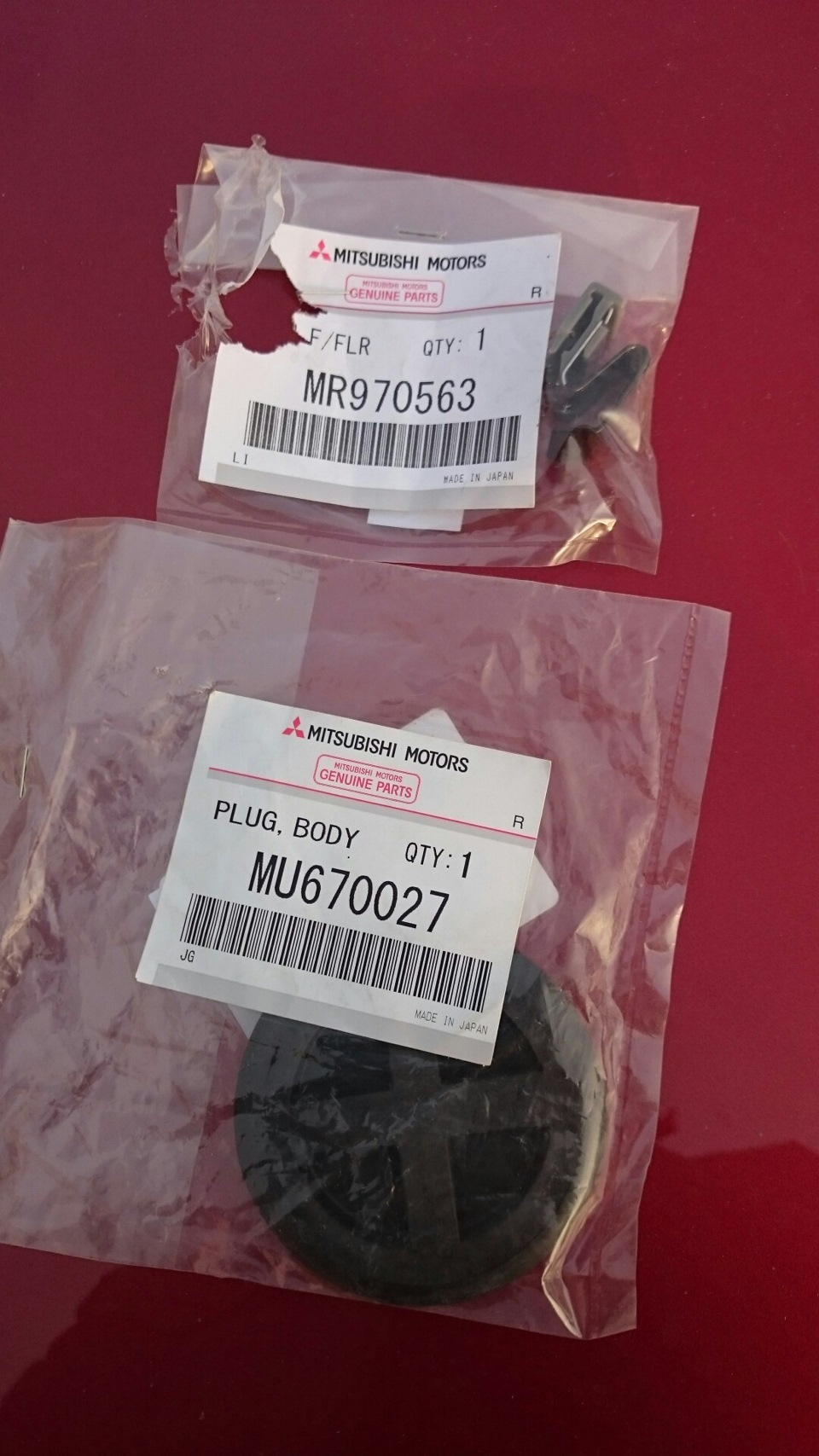 Фиксатор лючка бензобака. Заглушка дренажного отверстия — Mitsubishi ...
