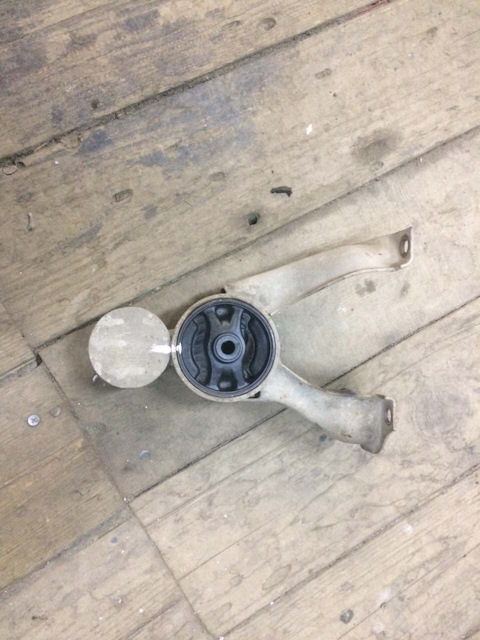 MN100335 Подушка двигателя, задняя Mitsubishi | Запчасти на DRIVE2