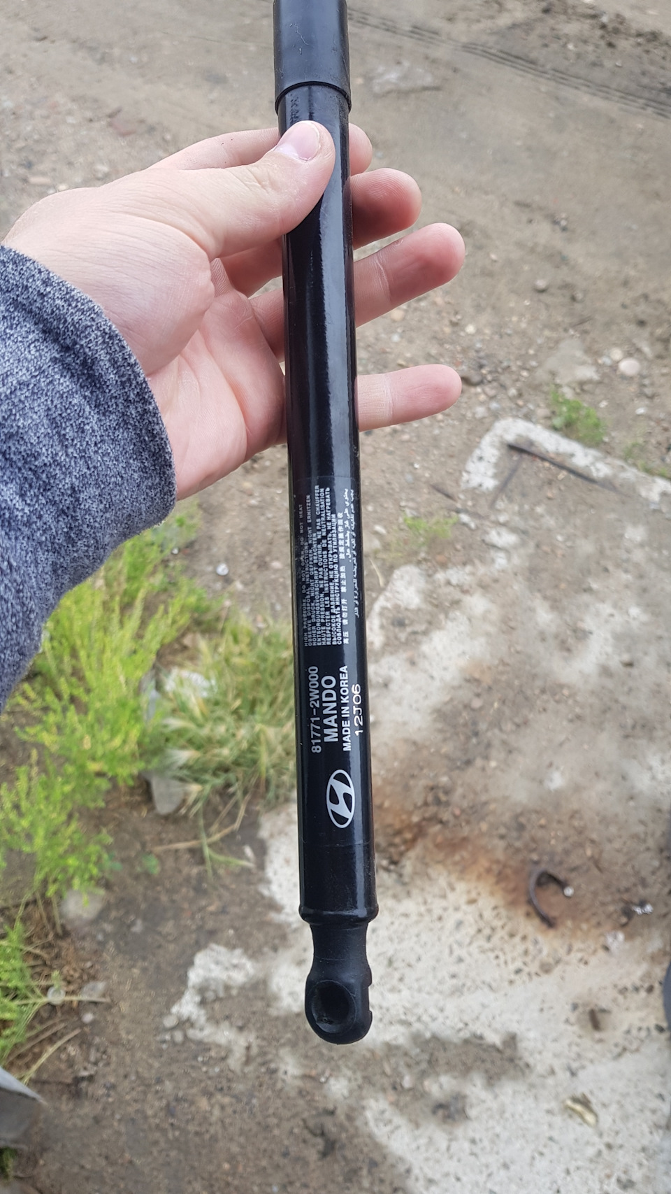 Упоры крышки багажника — Hyundai Santa Fe (3G), 2,2 л., 2012 года ...