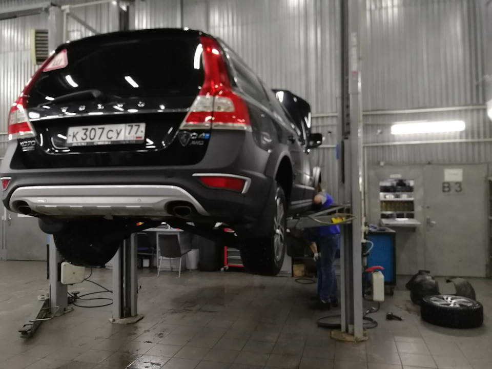 Замена ремня и роликов. Установка щитков. — Volvo XC70 III, 2,4 л, 2013 ...