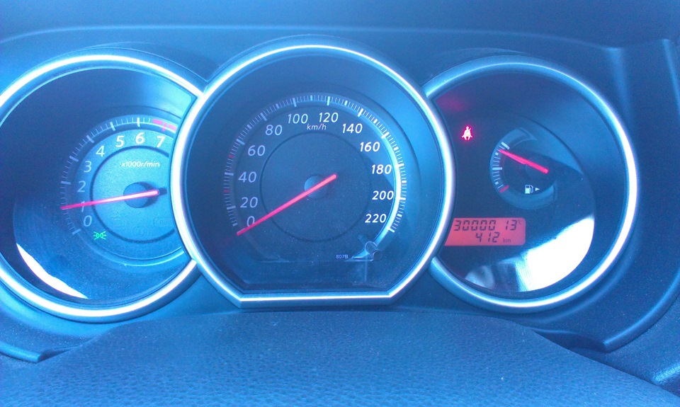 Замена тормозных колодок — Nissan Tiida (1G), 1,6 л, 2012 года | своими ...
