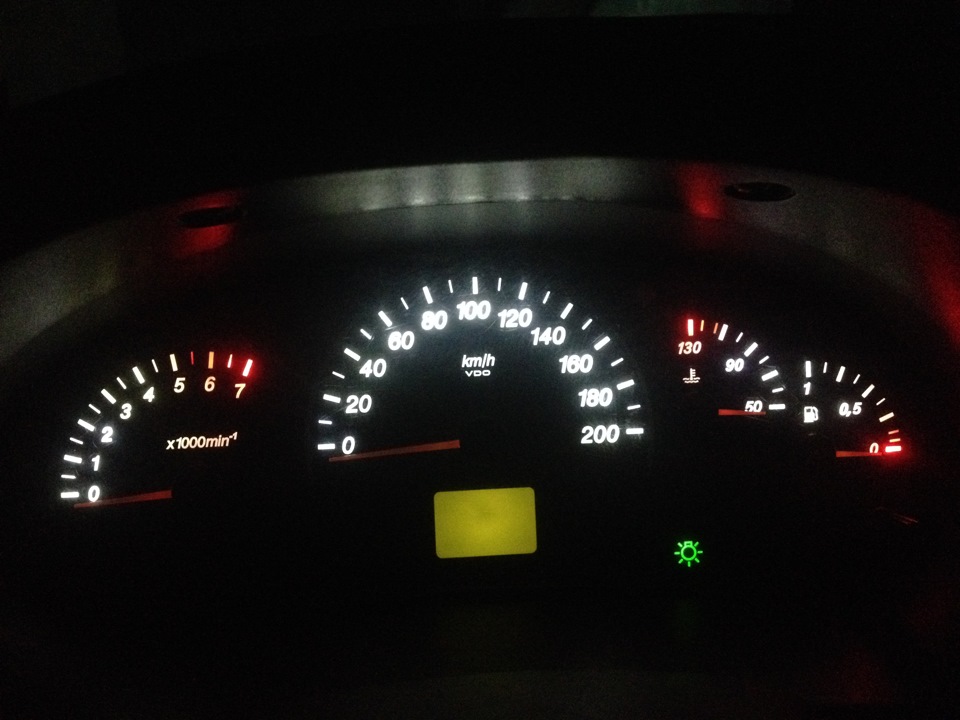 Пересвет приборной панели — Lada Приора хэтчбек, 1,6 л, 2010 года ...