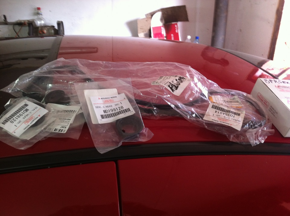 Замена уплотнительных колец свечных колодцев — Dodge Stratus Coupe (2G ...