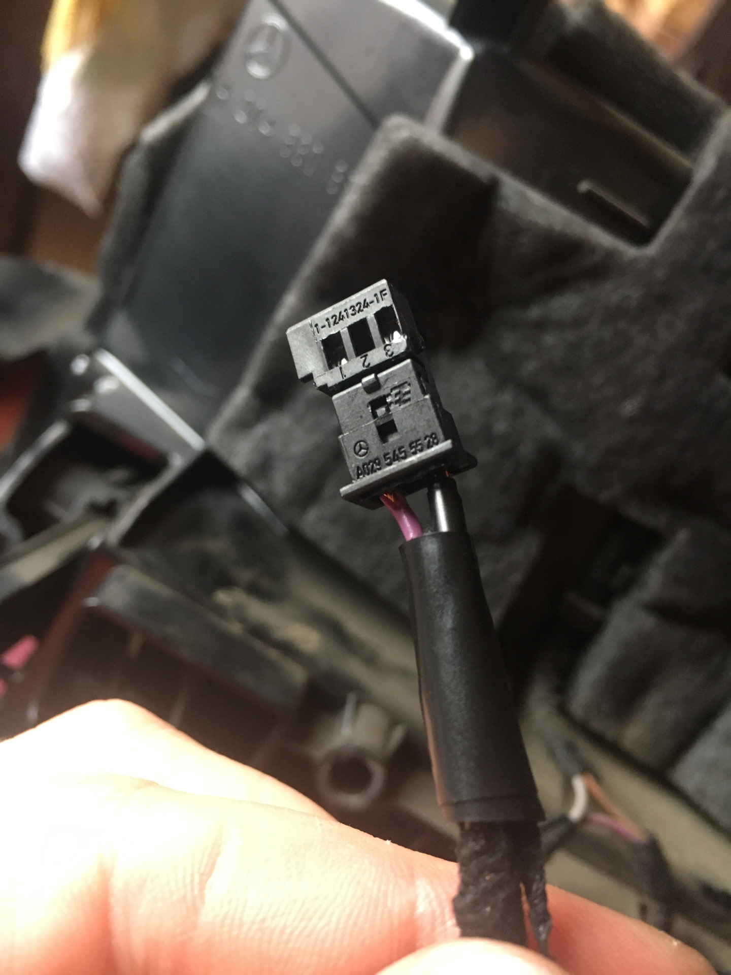 Ремонт подсветки вещевого ящика aka бардачка — Mercedes-Benz C-Class ...