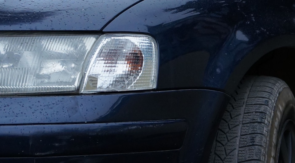 Разбитый поворотник — Volkswagen Passat B5, 1,8 л, 1998 года | ДТП | DRIVE2