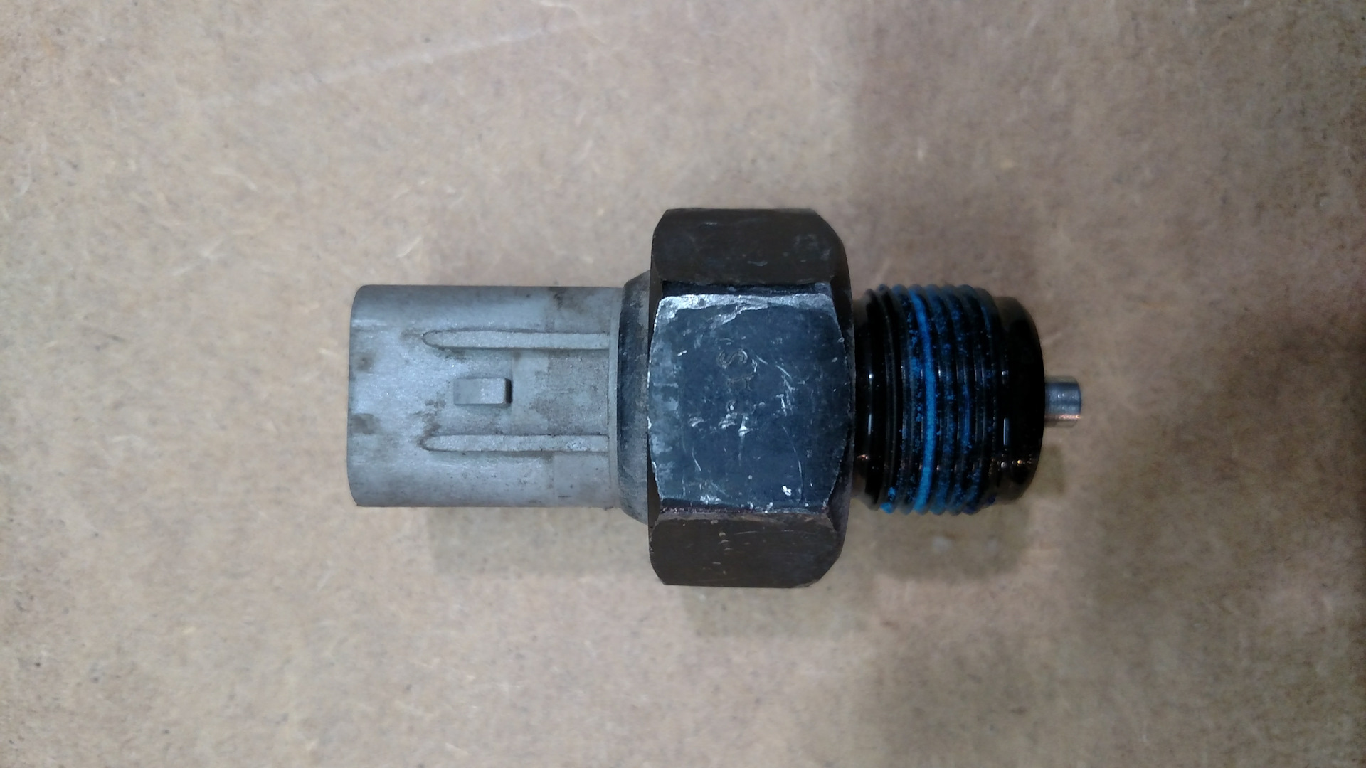 Замена датчика включения фонаря заднего хода, небольшой ремонт ...