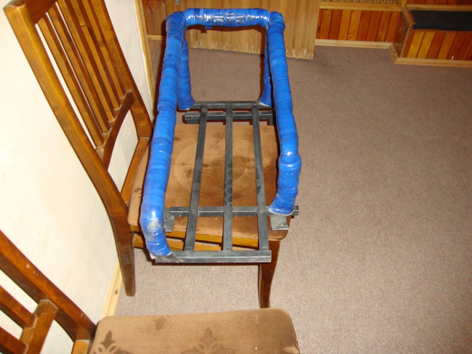 Кронштейн запаски в салон. — Chevrolet Niva (1G), 1,7 л, 2011 года ...