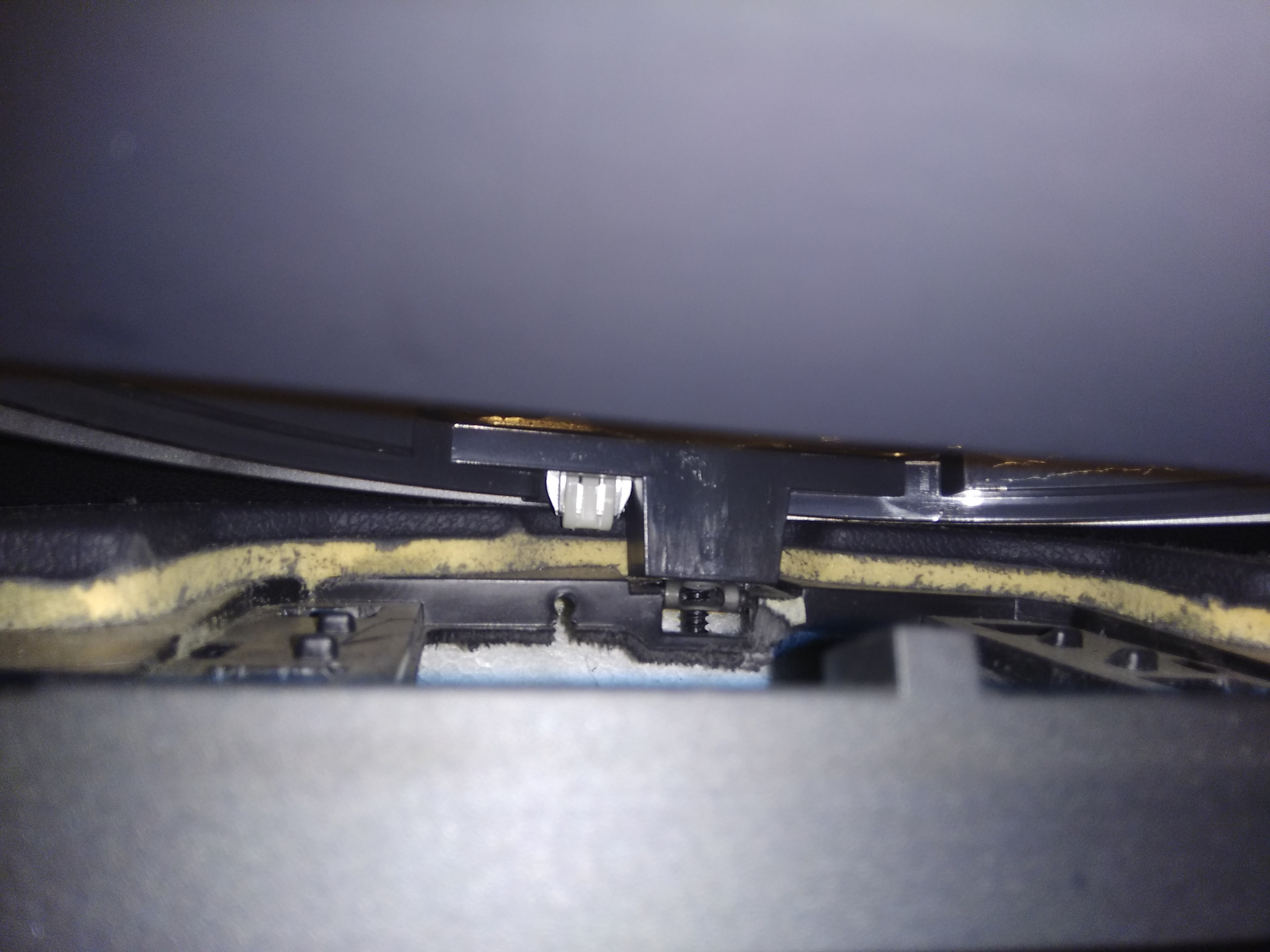 как снять крышку над дисплеем? — Renault Koleos (1G), 2 л, 2011 года ...