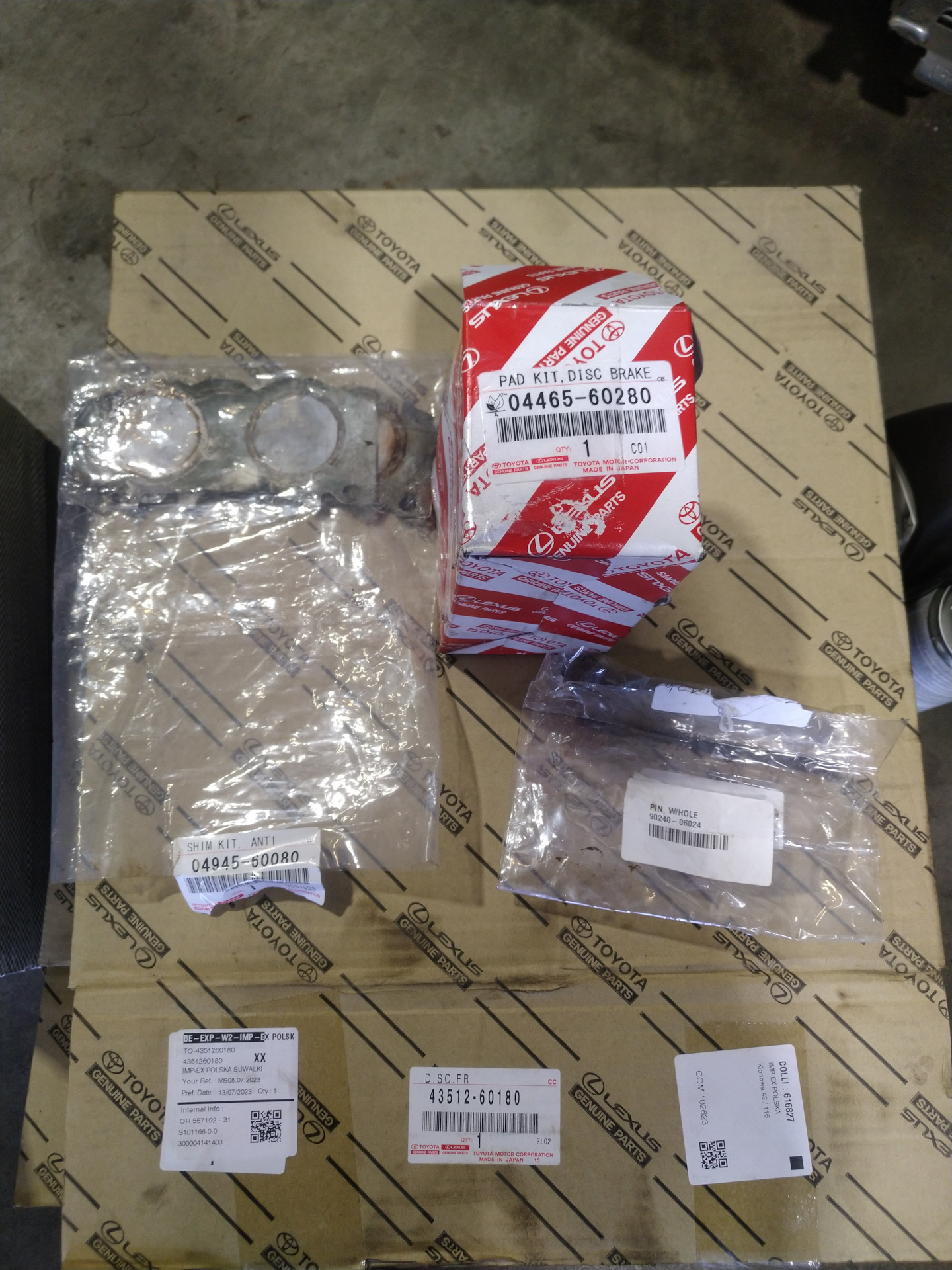 Замена передних тормозных дисков, колодок Toyota Land Cruiser 200 ...