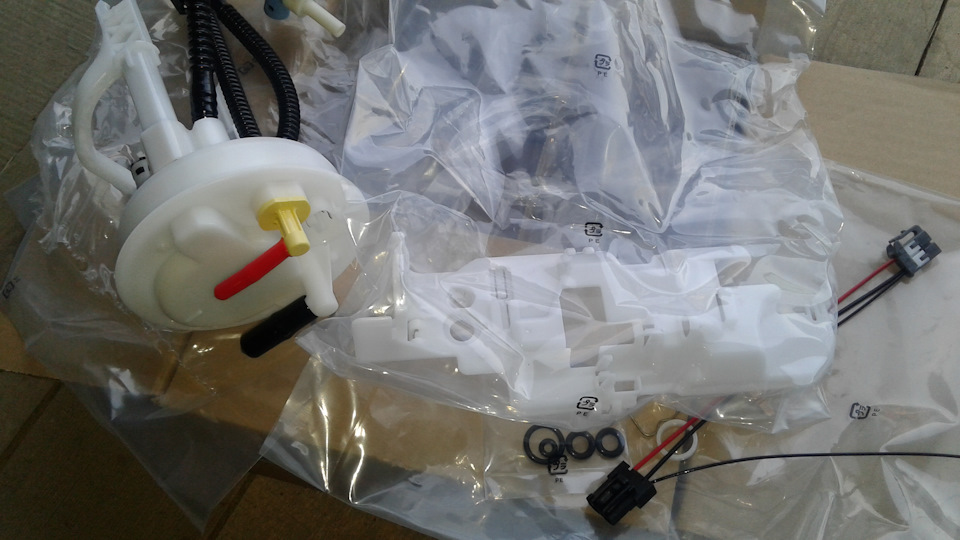 Где находится бензонасос хонда фит