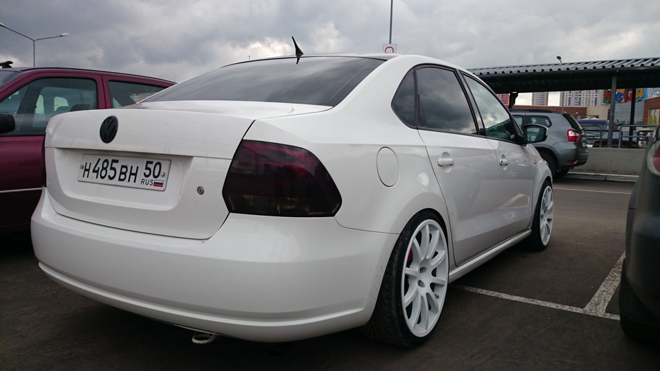 опустили заднюю часть — Volkswagen Polo Sedan, 1,6 л, 2013 года | фотография | DRIVE2