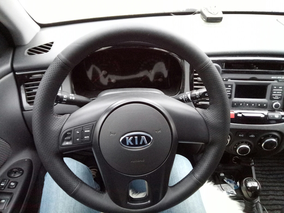 Руль в чехол! — KIA Rio 5-door (2G), 1,4 л, 2009 года | аксессуары | DRIVE2